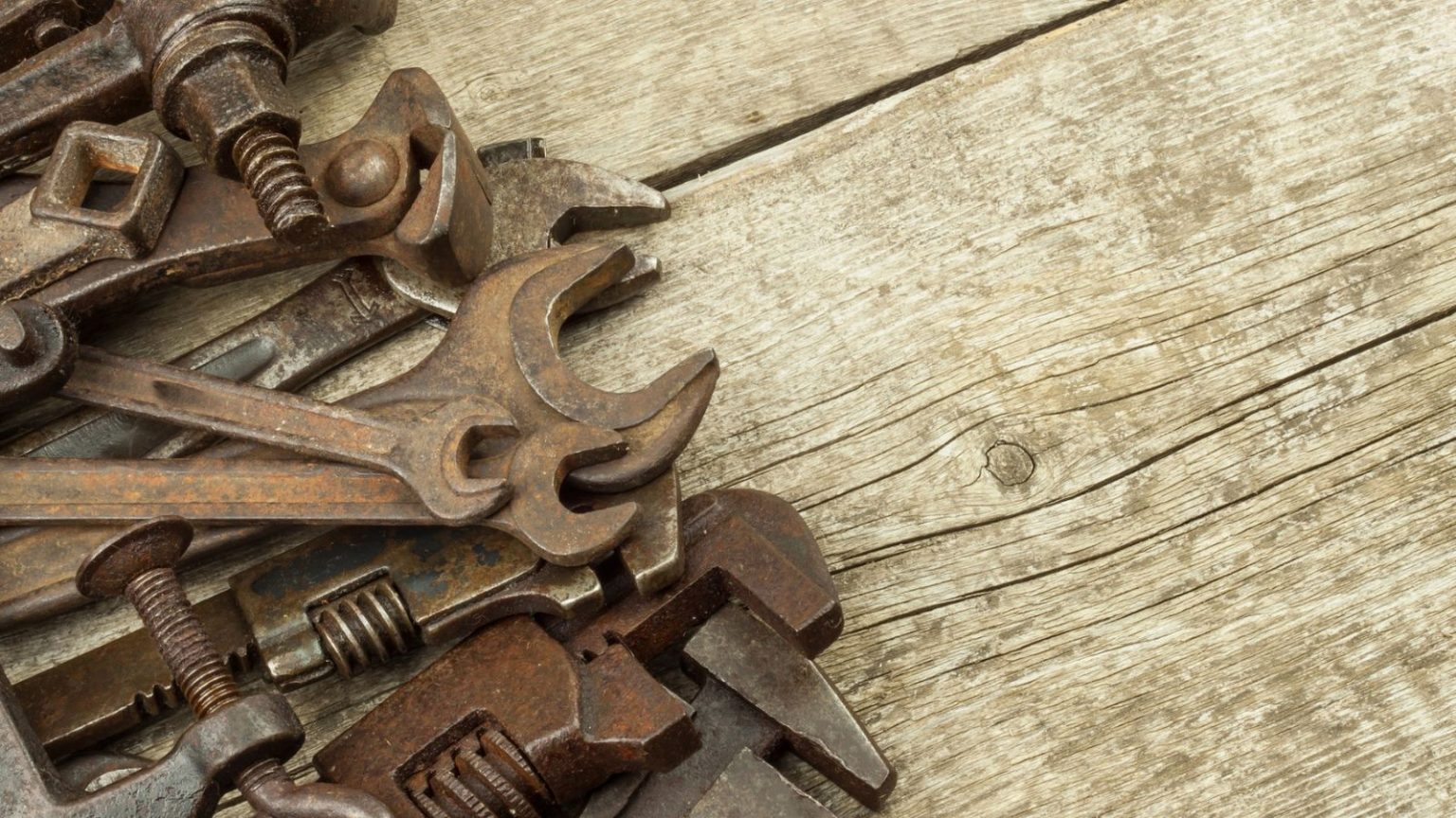 18 Survival Uses For White Vinegar You'll Want To Know