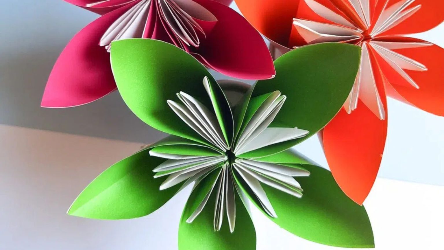 29 Blossoming Handmade Paper Flower Crafts